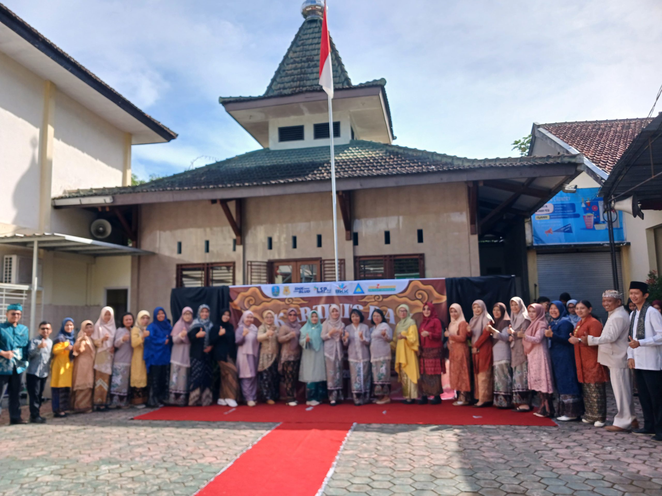 Parade Kartini dan Video Dokumenter Bikin Heboh Kartini Day di SMKN 2 Bondowoso - SMK NEGERI 2 ...